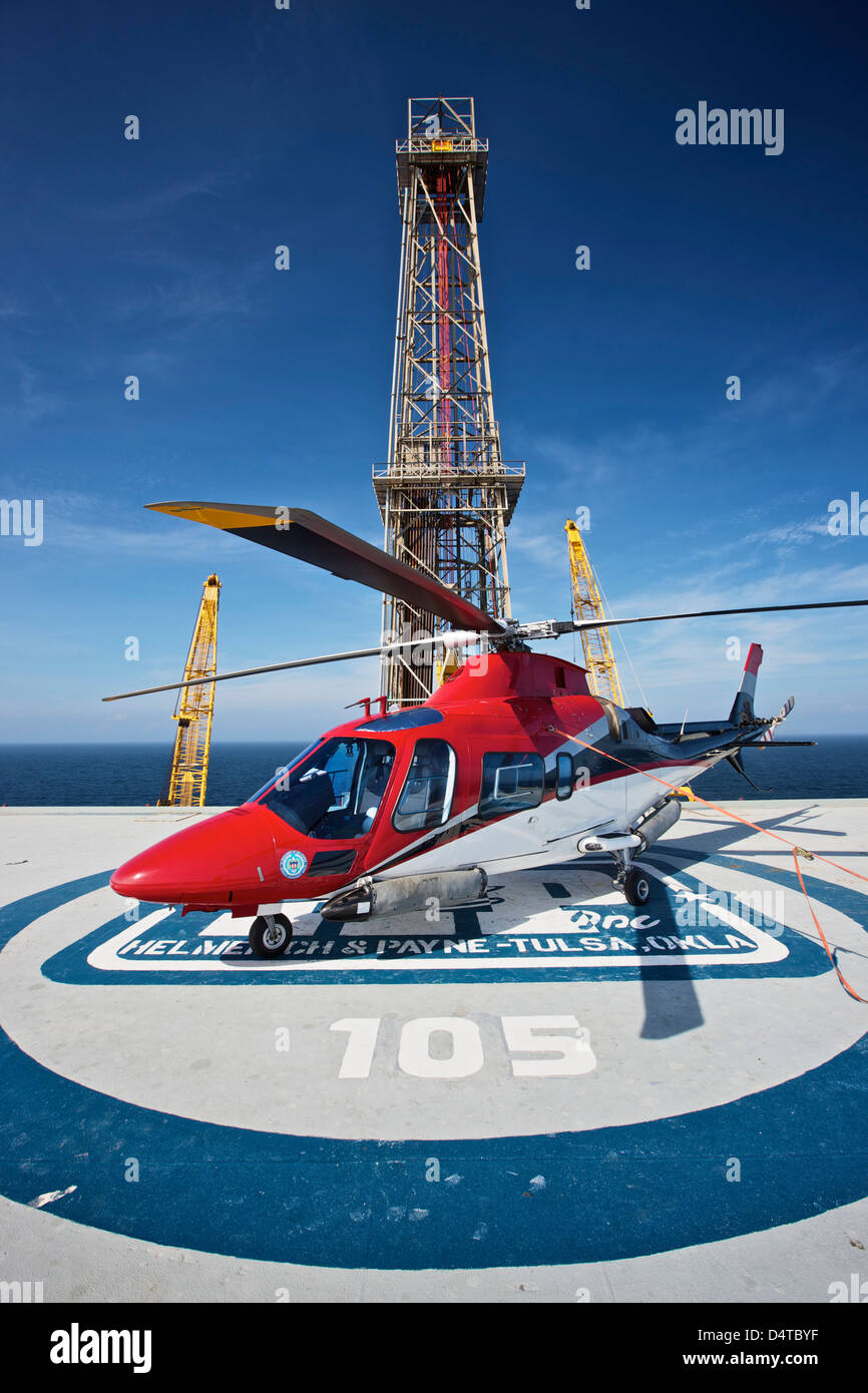 Oil rig helipad hi-res stock photography and images - Alamy