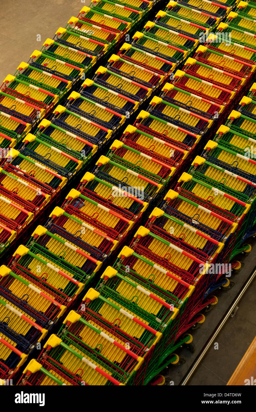 Row of shopping carts in a shopping mall Stock Photo - Alamy