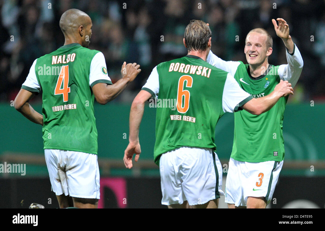 Bremen?s Naldo (L-R) and Tim Borowski cheer with scorer Petri Pasanen ...