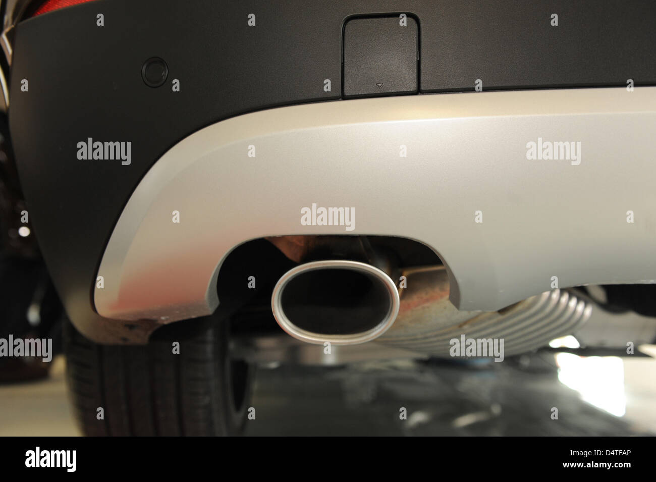 An exhaust pipe of a BMW pictured in Munich, Germany, 24 October 2009 ...
