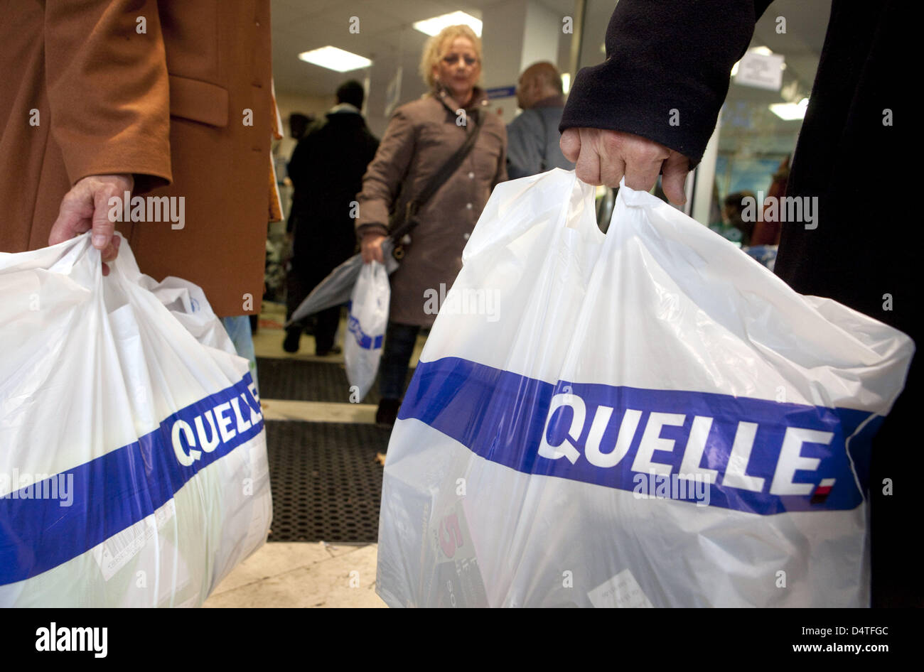 Bargain hunters leave the ?Quelle? department store in Frankfurt ...