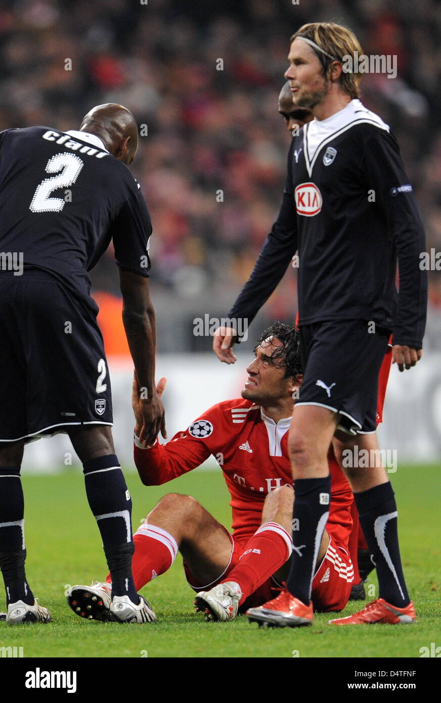 Bayern Munich?s Luca Toni (C) sits on the pitch next to Bordeaux?s ...