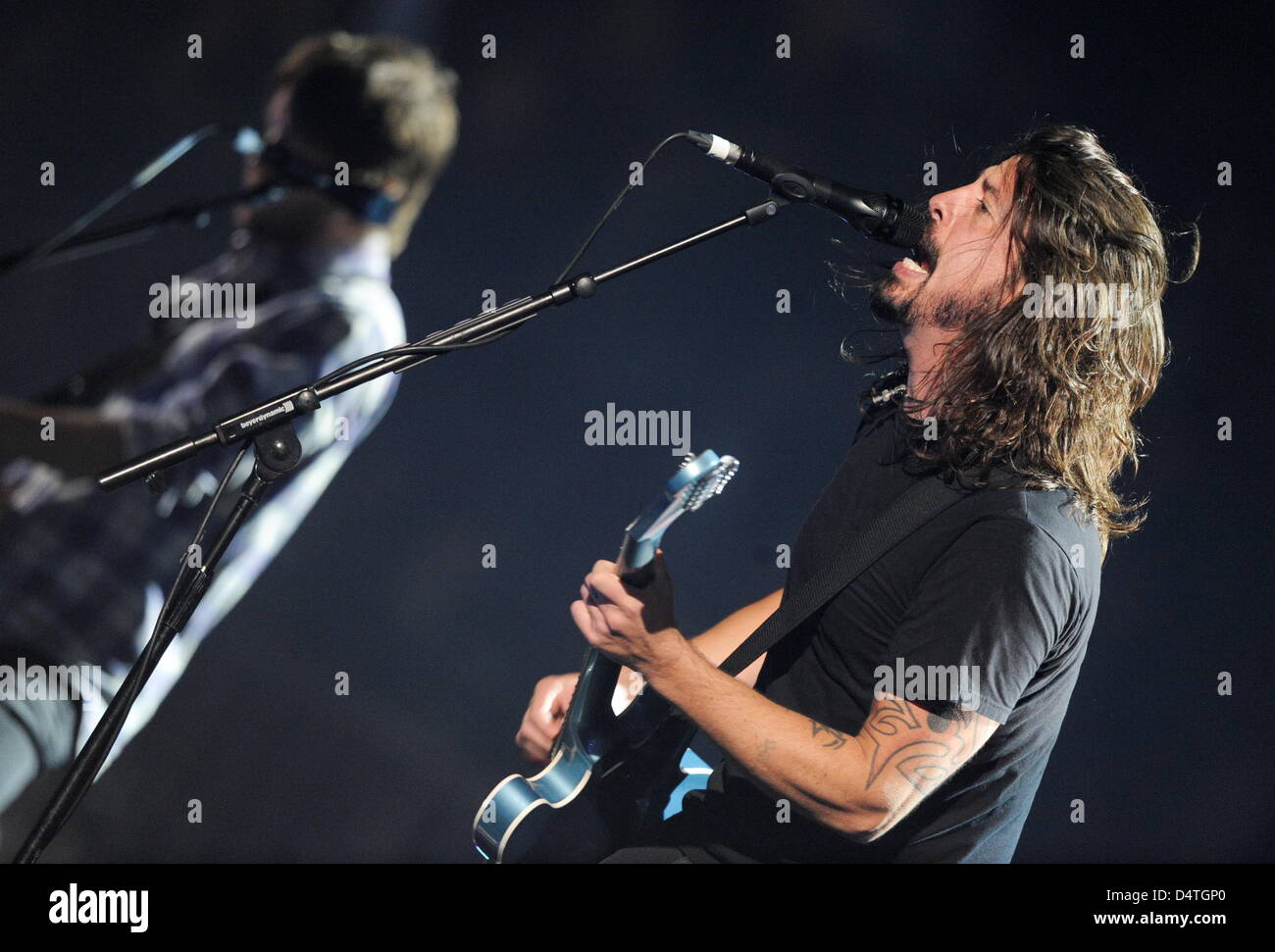 Dave grohl foo fighters performing hi-res stock photography and images ...