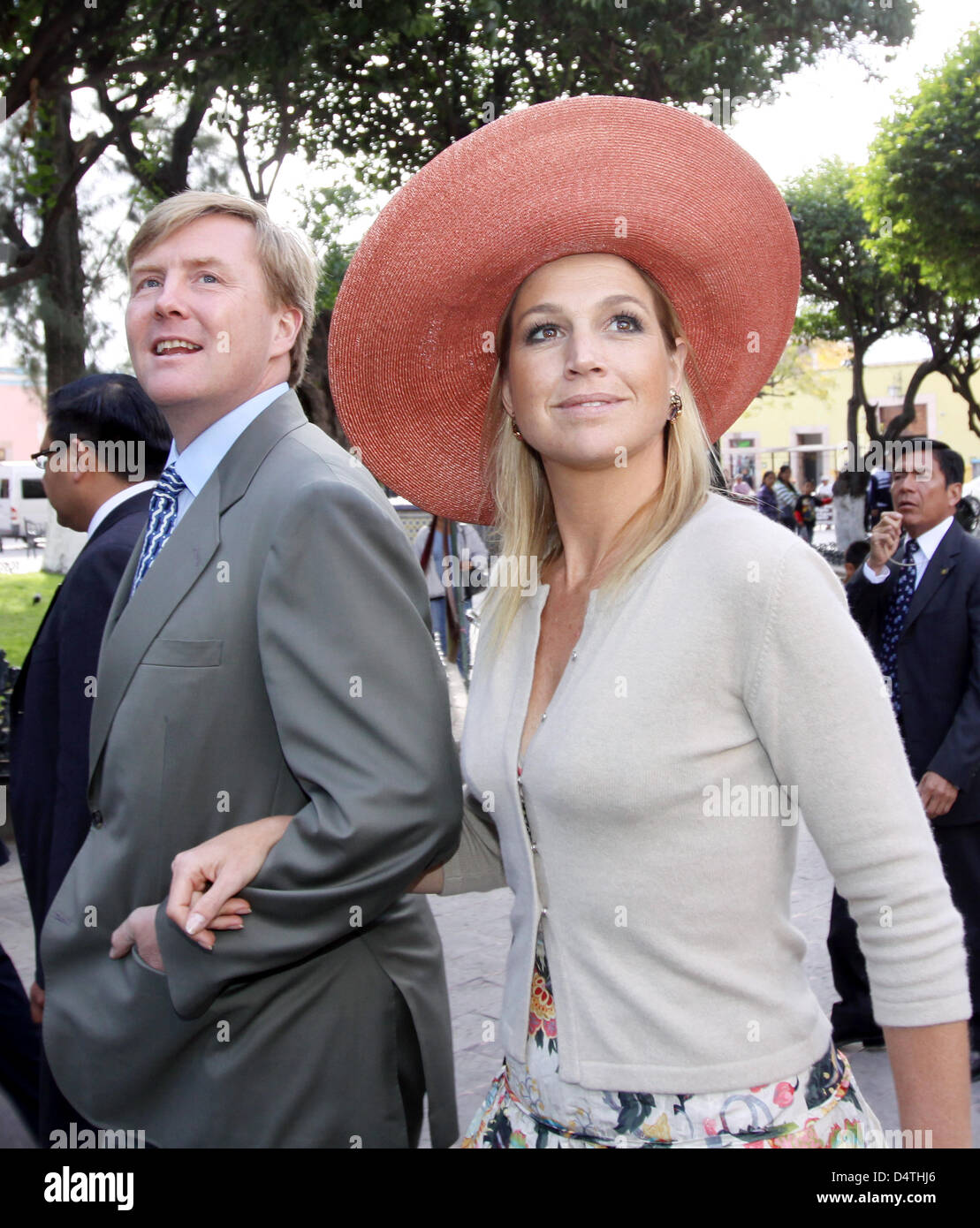 Crown Prince Willem-Alexander of the Netherlands (L) and his wife ...