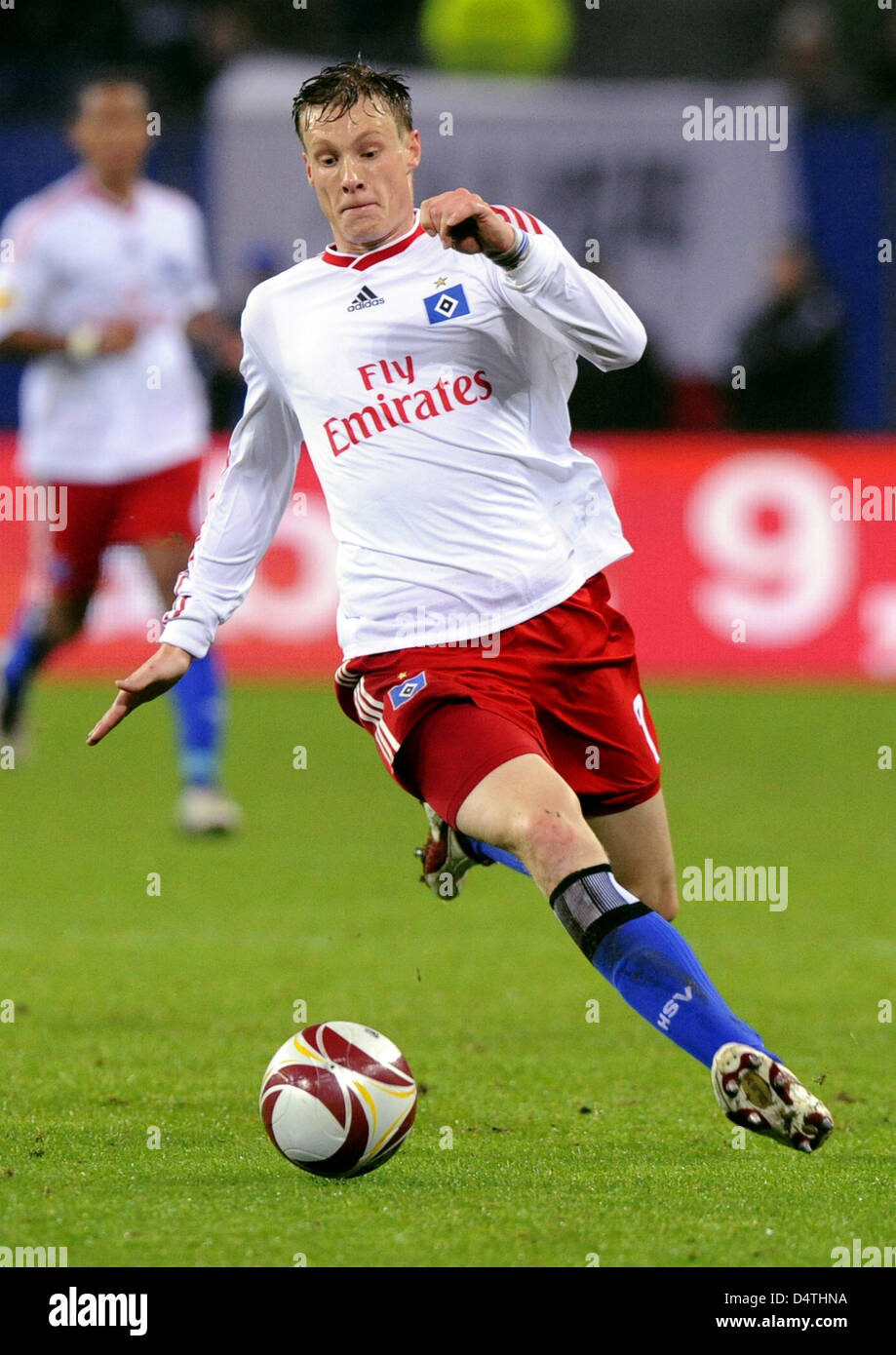 Hamburg?s Marcell Jansen controls the ball during the UEFA Europa ...