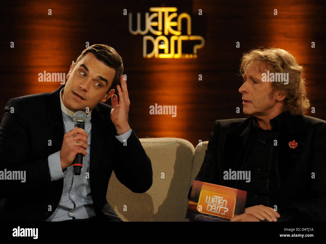 Presenter Thomas Gottschalk (R) talks to singer Robbie Williams during ...