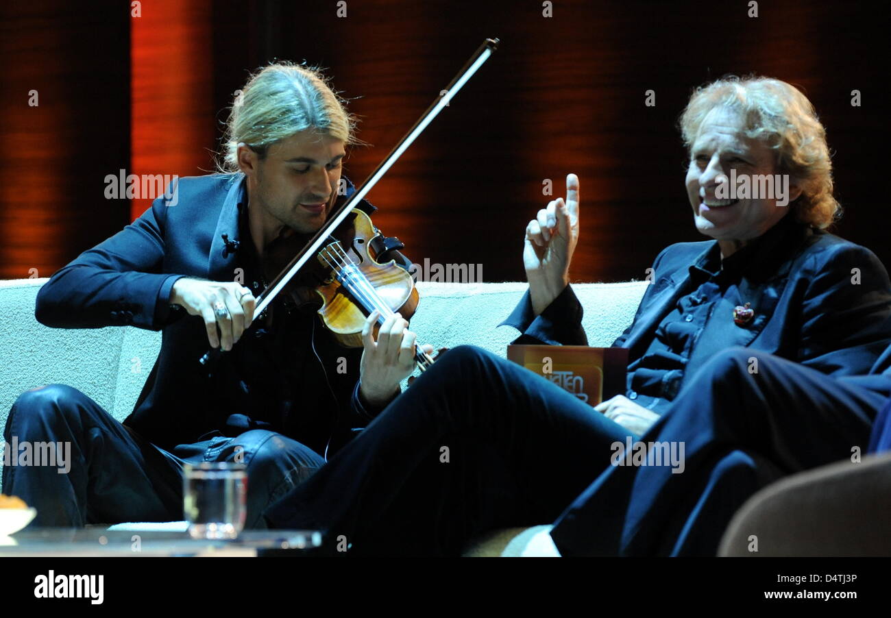 Violinist David Garret (L) performs next to presenter Thomas Gottschalk ...