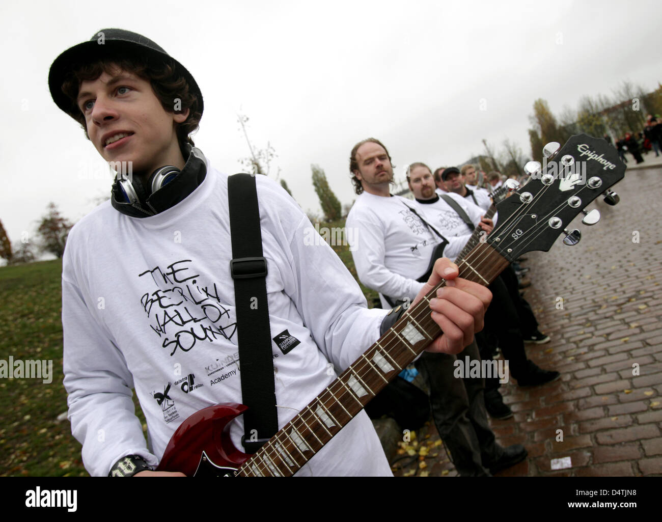 Some 100 guitarists and Dutch rock band ?Noir? symbolically errect a ...