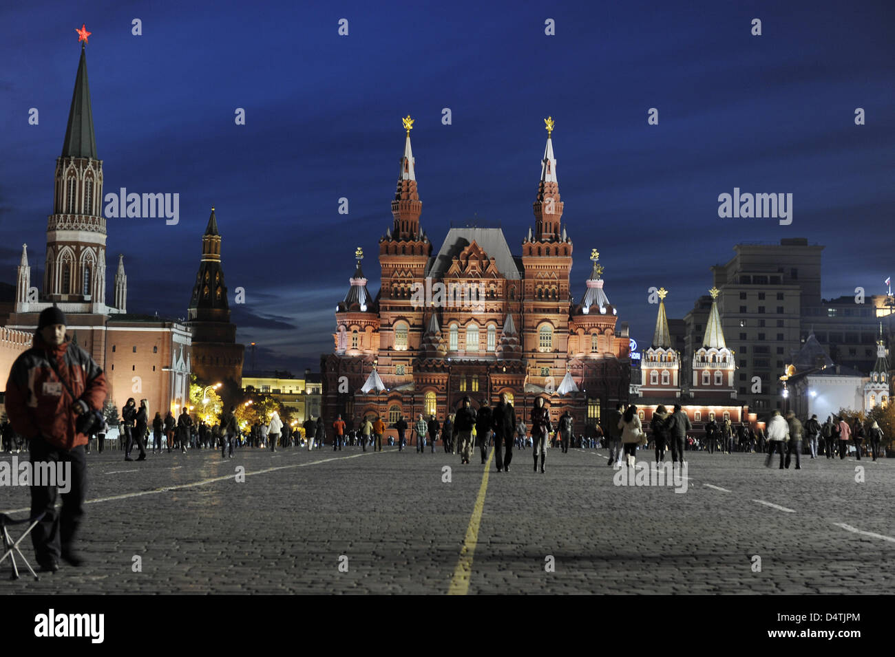 Red Square, the Kremlin (L) and the Russian State History Museum (R ...