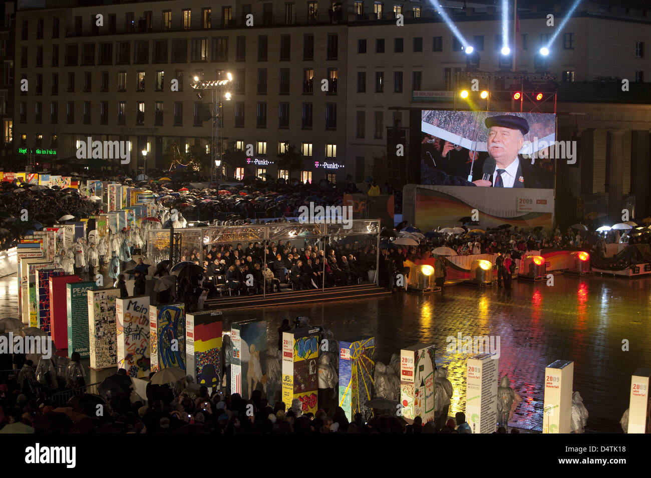 Toppling wall hi-res stock photography and images - Alamy