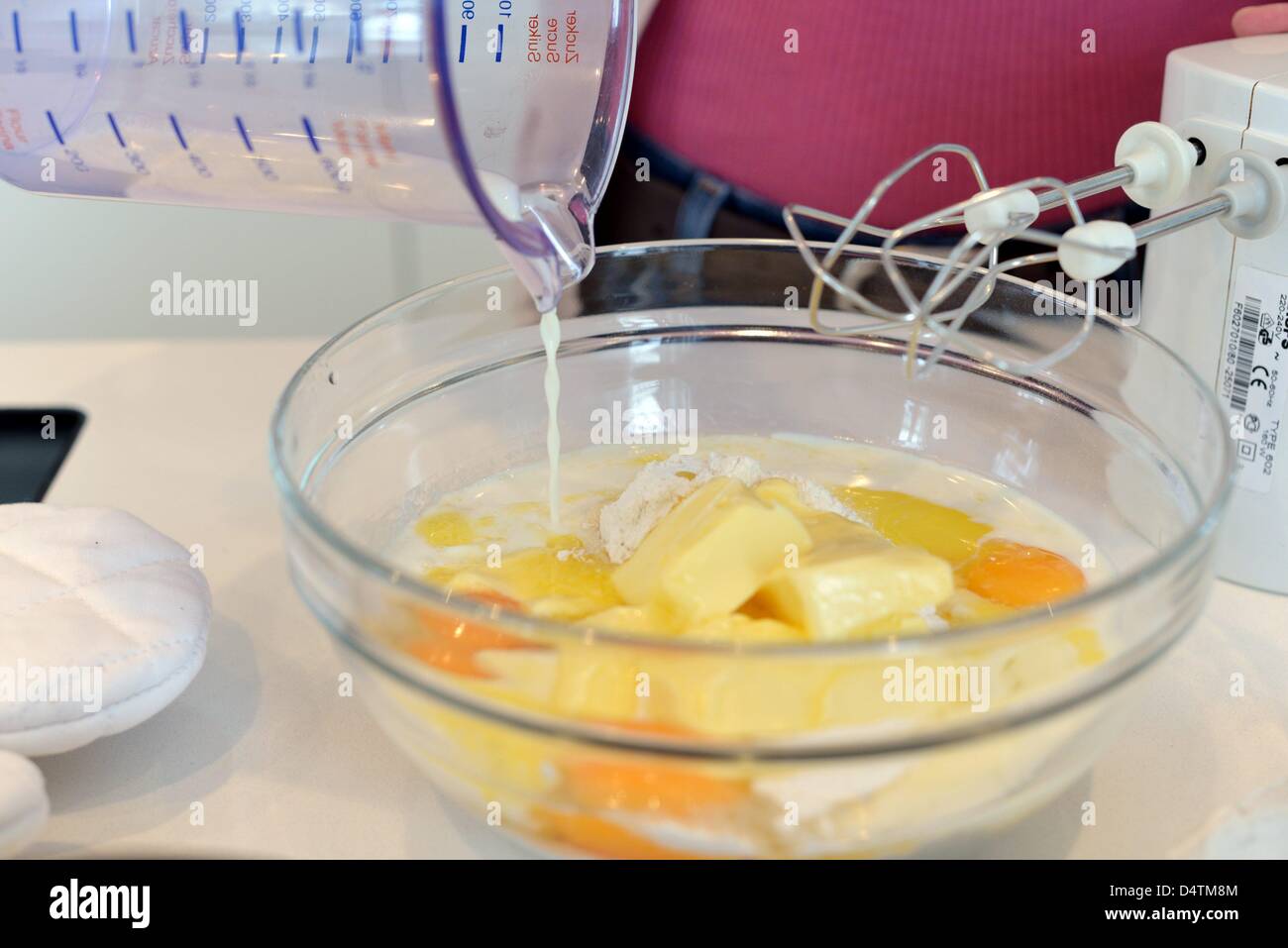 Preparing a cake in a kitchen. Photo: Frank May Stock Photo - Alamy