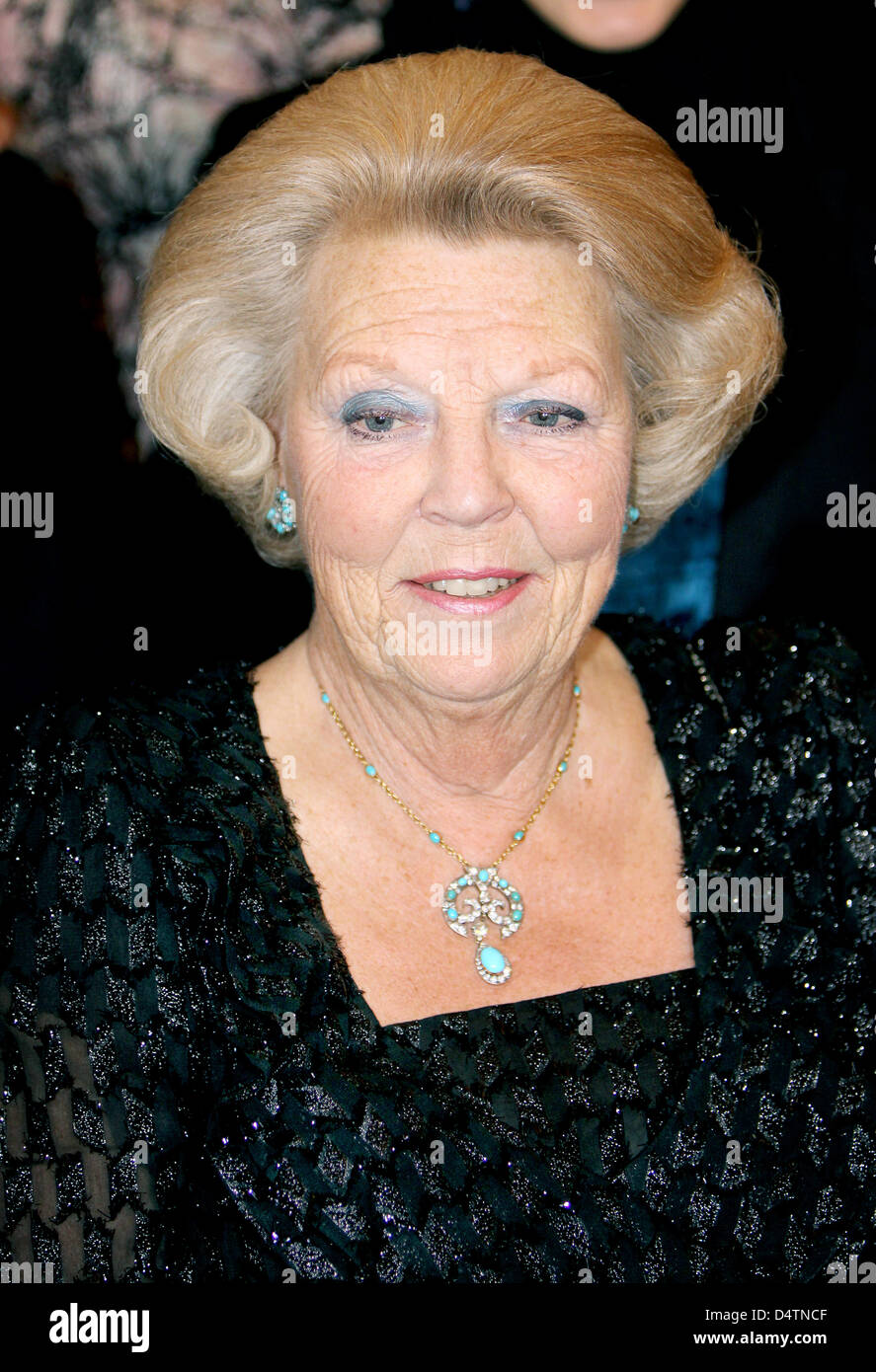 Dutch Queen Beatrix attends the premiere of the theatre show 'De ...