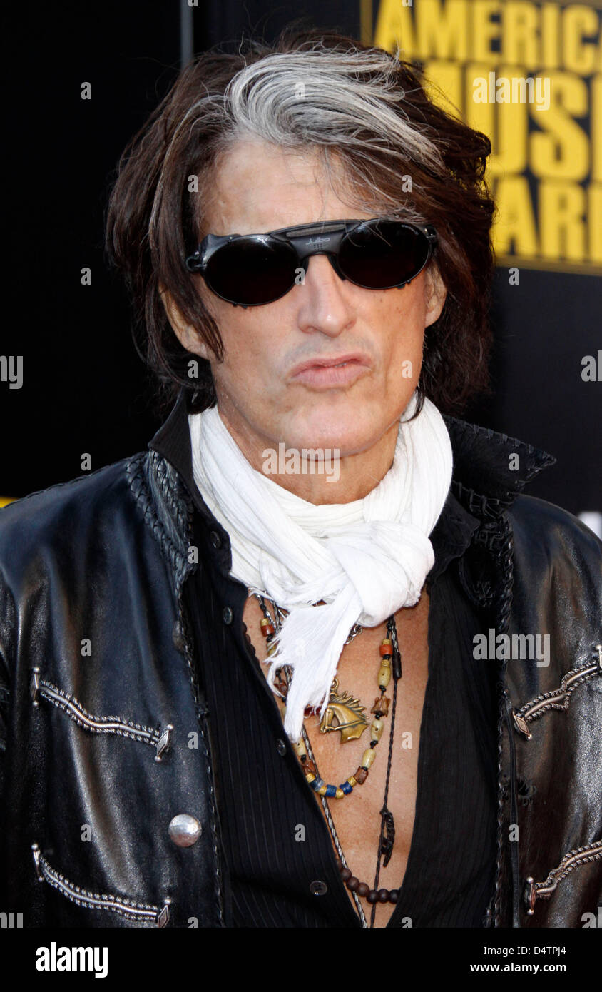 Joe perry guitarist hi-res stock photography and images - Alamy