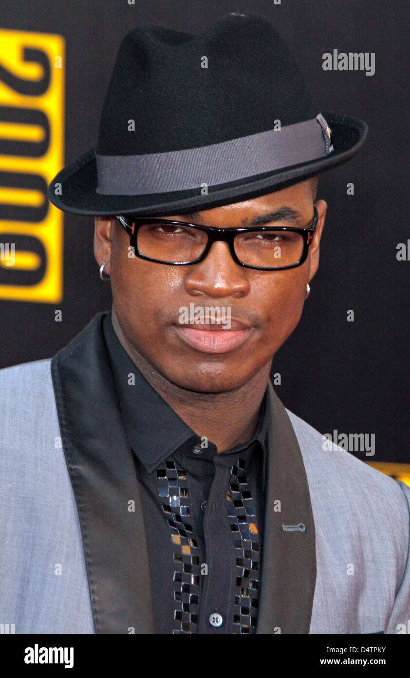 Singer Ne-Yo arrives at the American Music Awards 2009 at Nokia Theatre ...