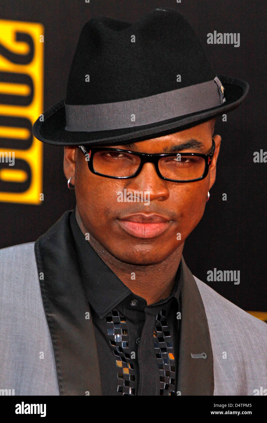 Singer Ne-Yo arrives at the American Music Awards 2009 at Nokia Theatre ...