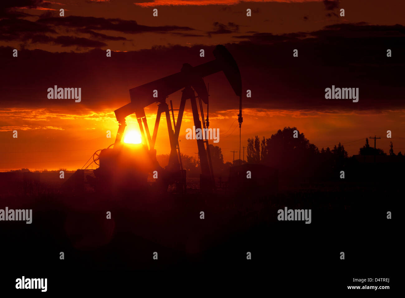 Oil wells sunset hi-res stock photography and images - Alamy
