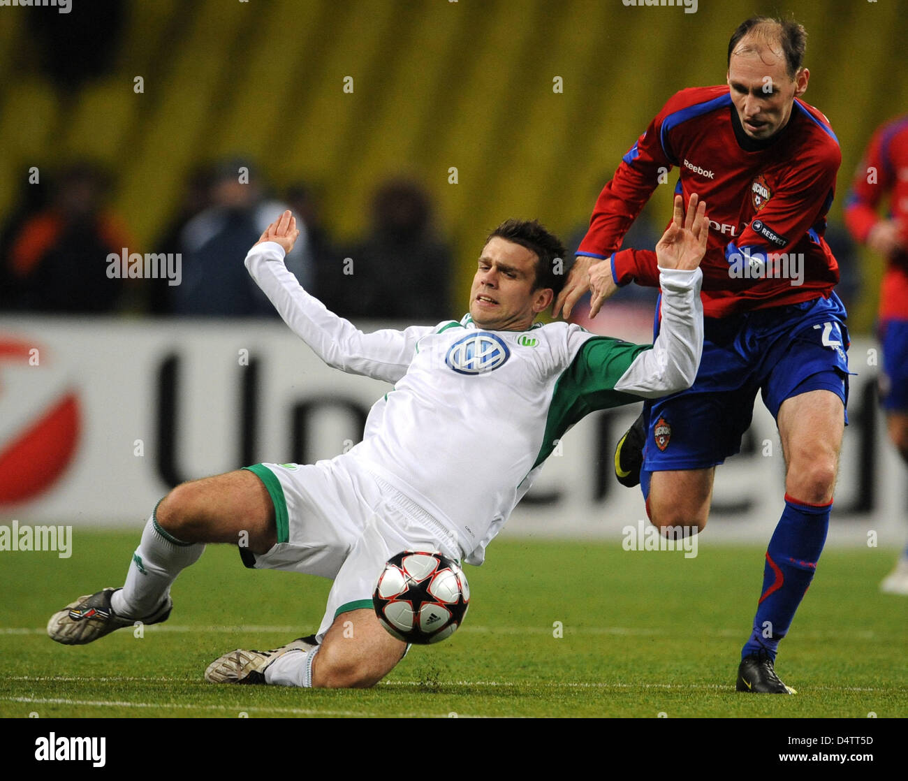 Wolfsburg?s Zvjezdan Misimovic (L) and Moscow?s Elvir Rahimic vie for ...