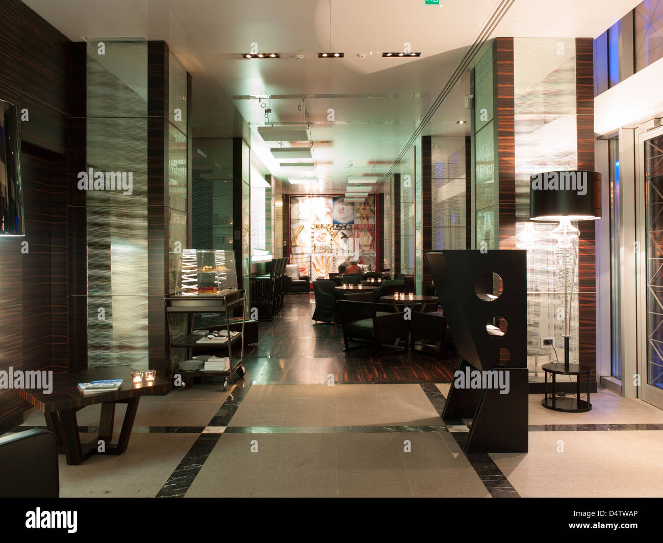 Hotel luxury entrance concierge Stock Photo - Alamy