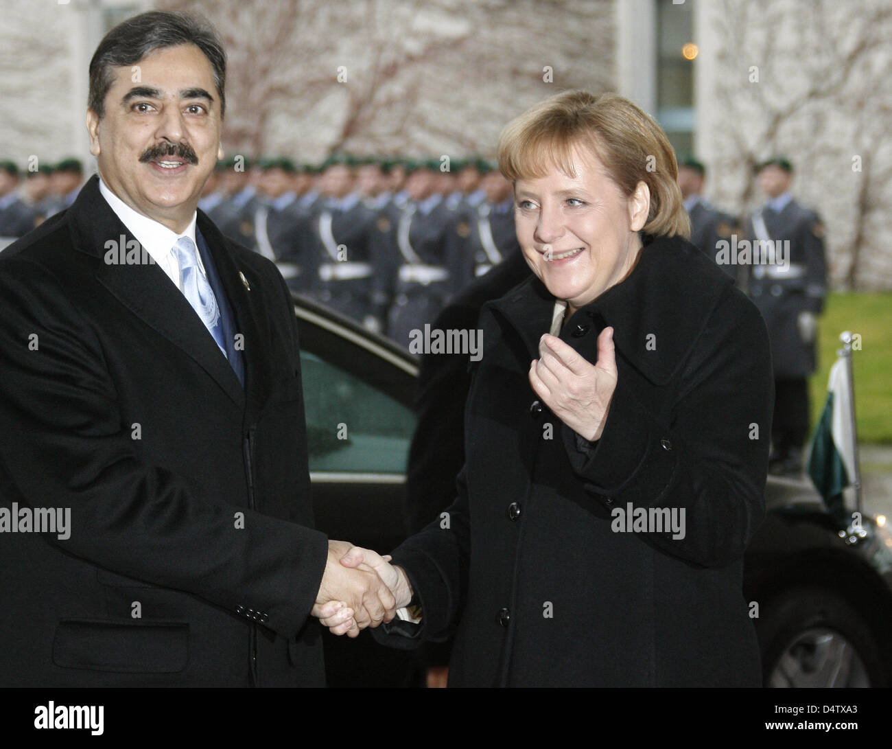 German Chancellor Angela Merkel (R) and Pakistan?s Prime Minister Yusuf ...