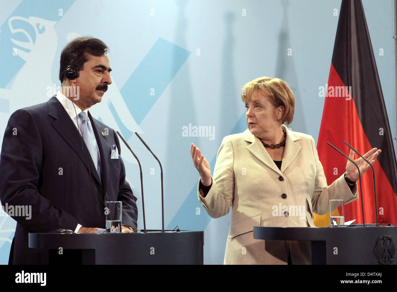 German Chancellor Angela Merkel (R) and Pakistan?s Prime Minister Yusuf ...