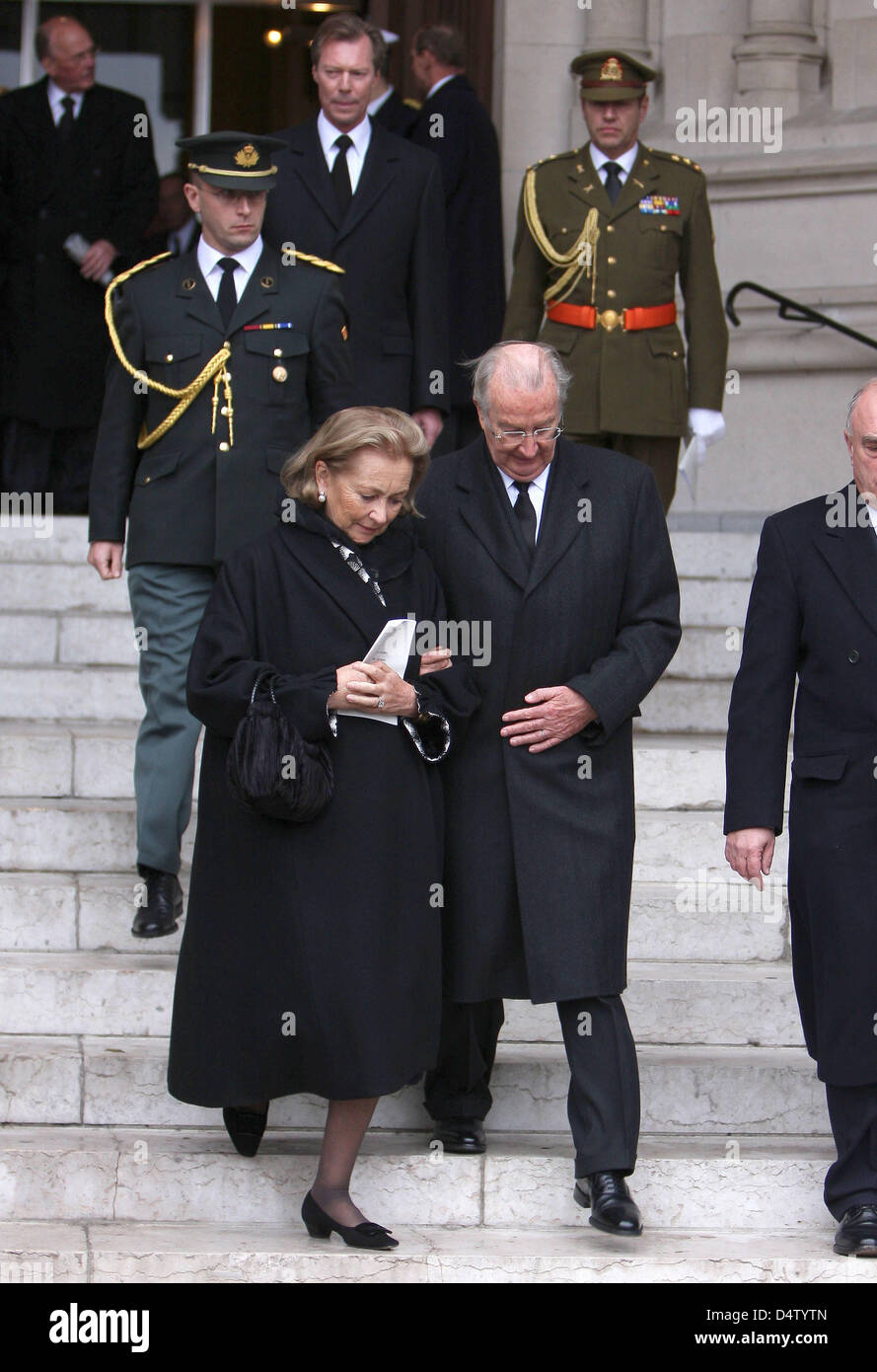 King Albert II of Belgium (R) and Queen Paola of Belgium (L) attend the ...
