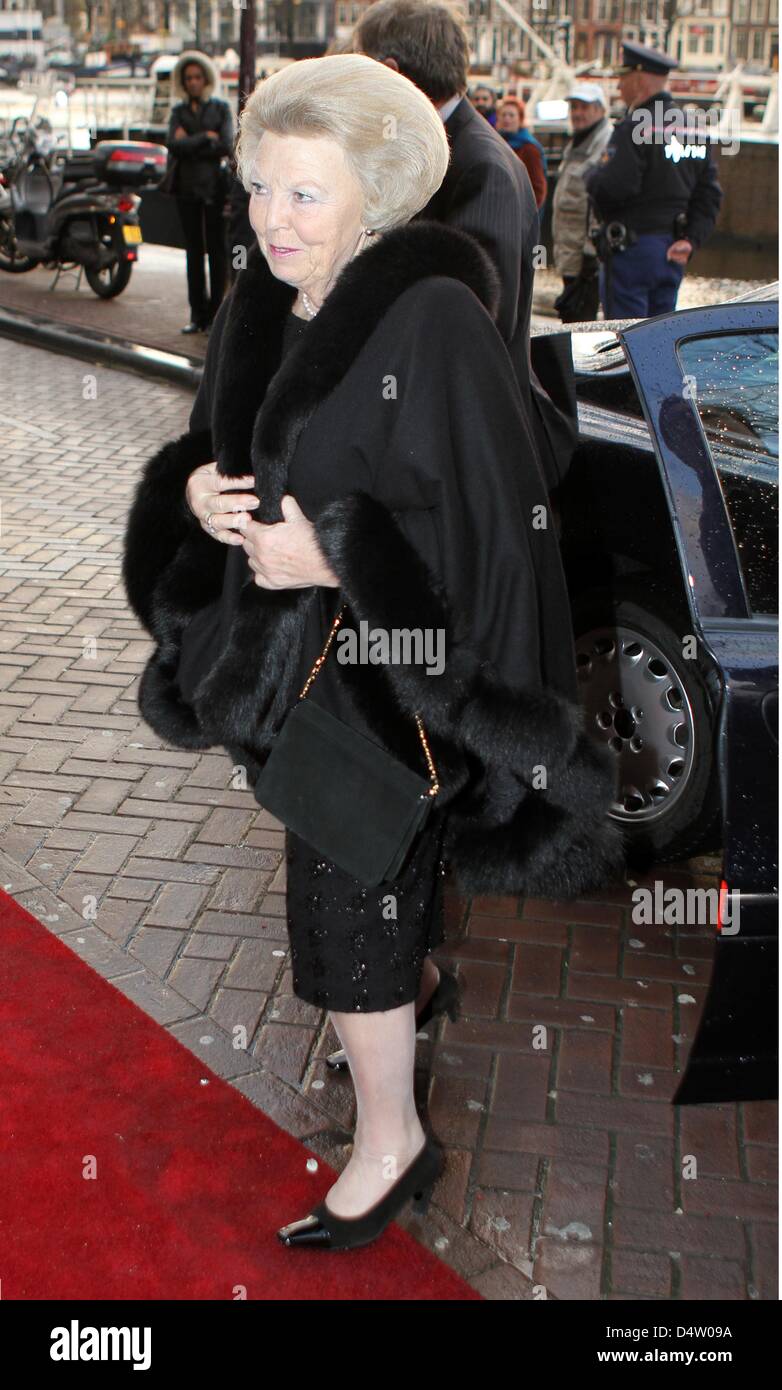 Queen Beatrix of the Netherlands arrives for the theatre show 'CLAUS ...
