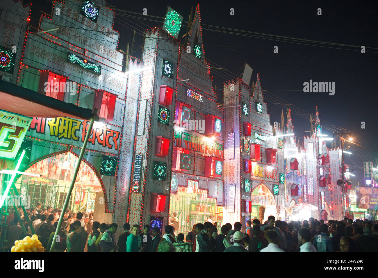 Night crowd hi-res stock photography and images - Alamy