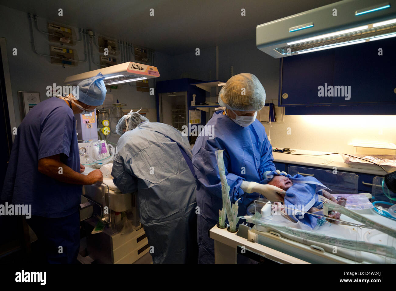Operating theater cesarean section hi-res stock photography and images ...