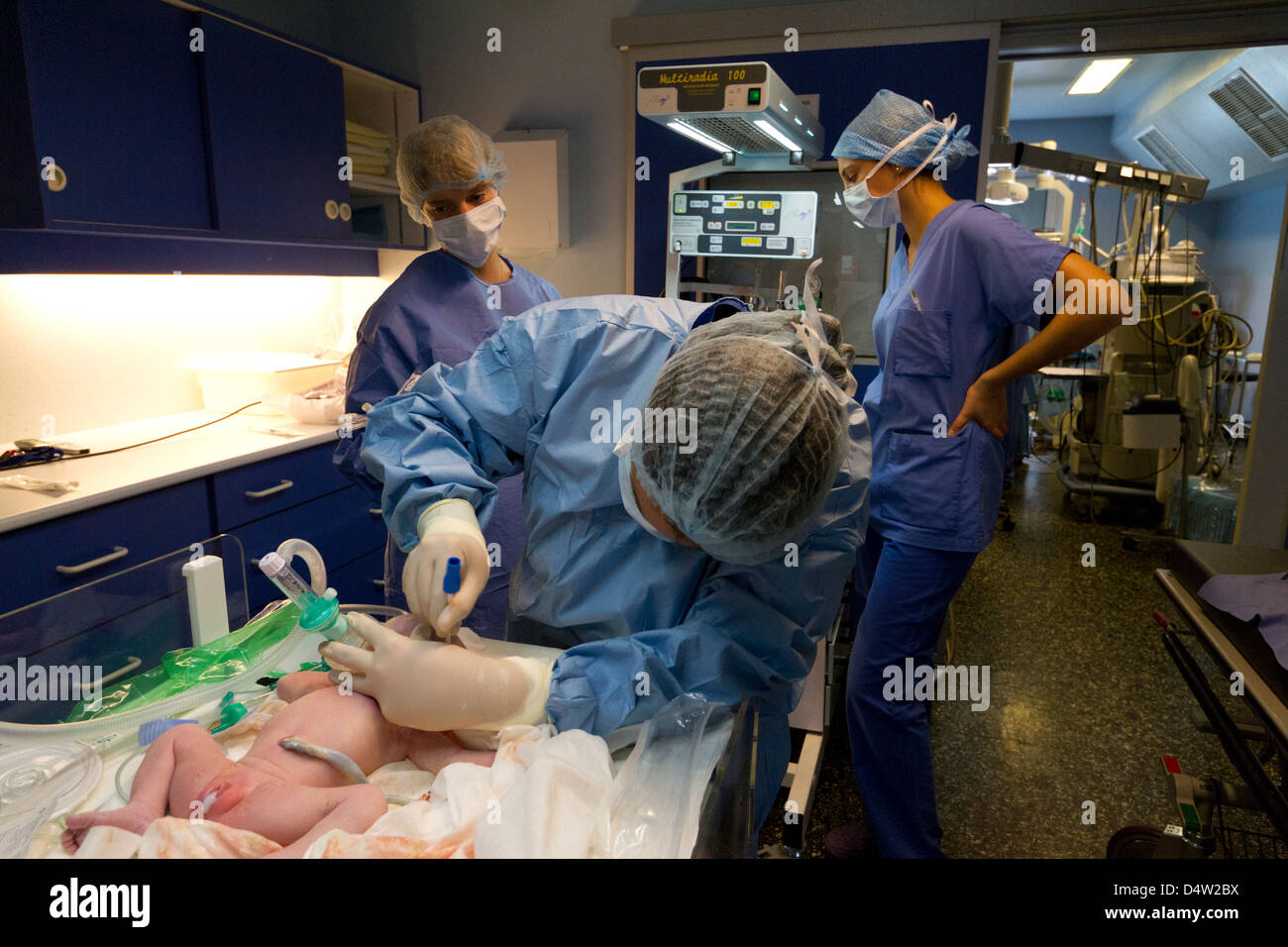 Operating theater cesarean section hi-res stock photography and images ...