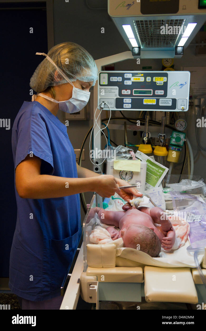 Operating theater cesarean section hi-res stock photography and images ...