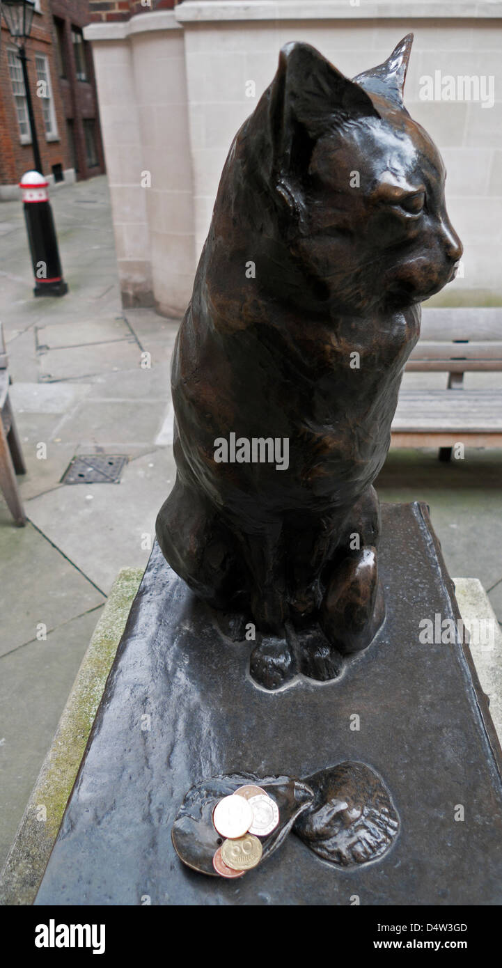 Statue of hodge the cat hi-res stock photography and images - Alamy