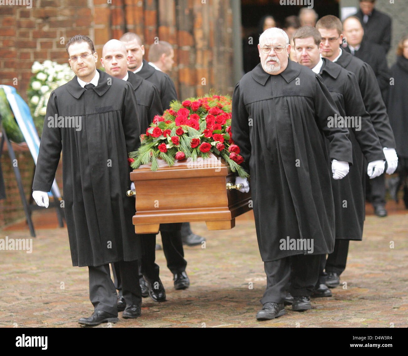 The coffin of Otto Graf Lambsdorff is carried out of the cathedral in ...
