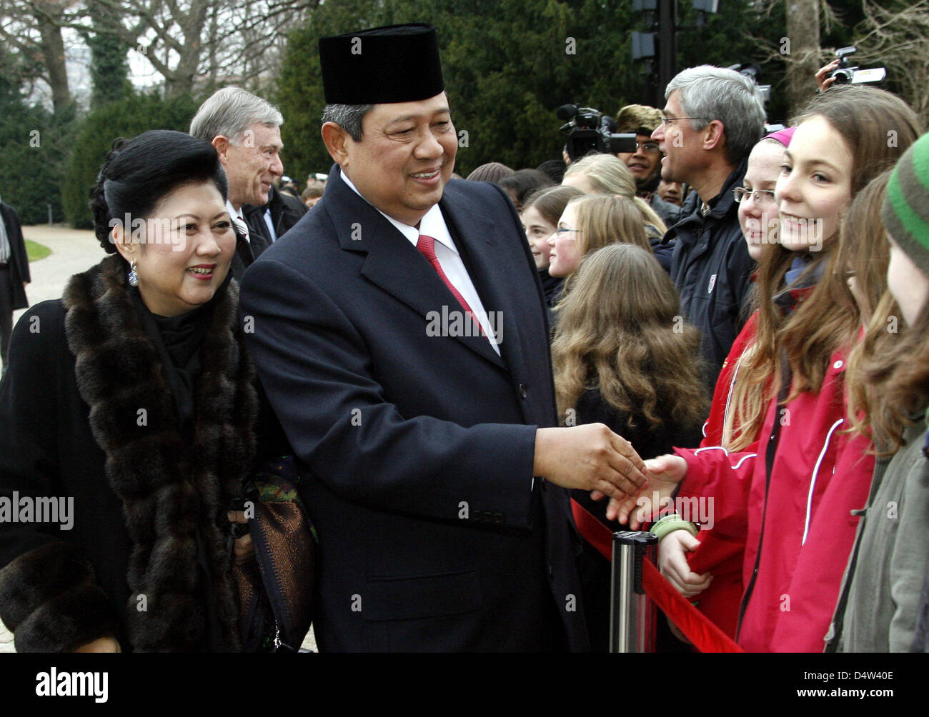 Indonesia's President Susilo Bambang Yudhoyono (C) and his wife Ani ...