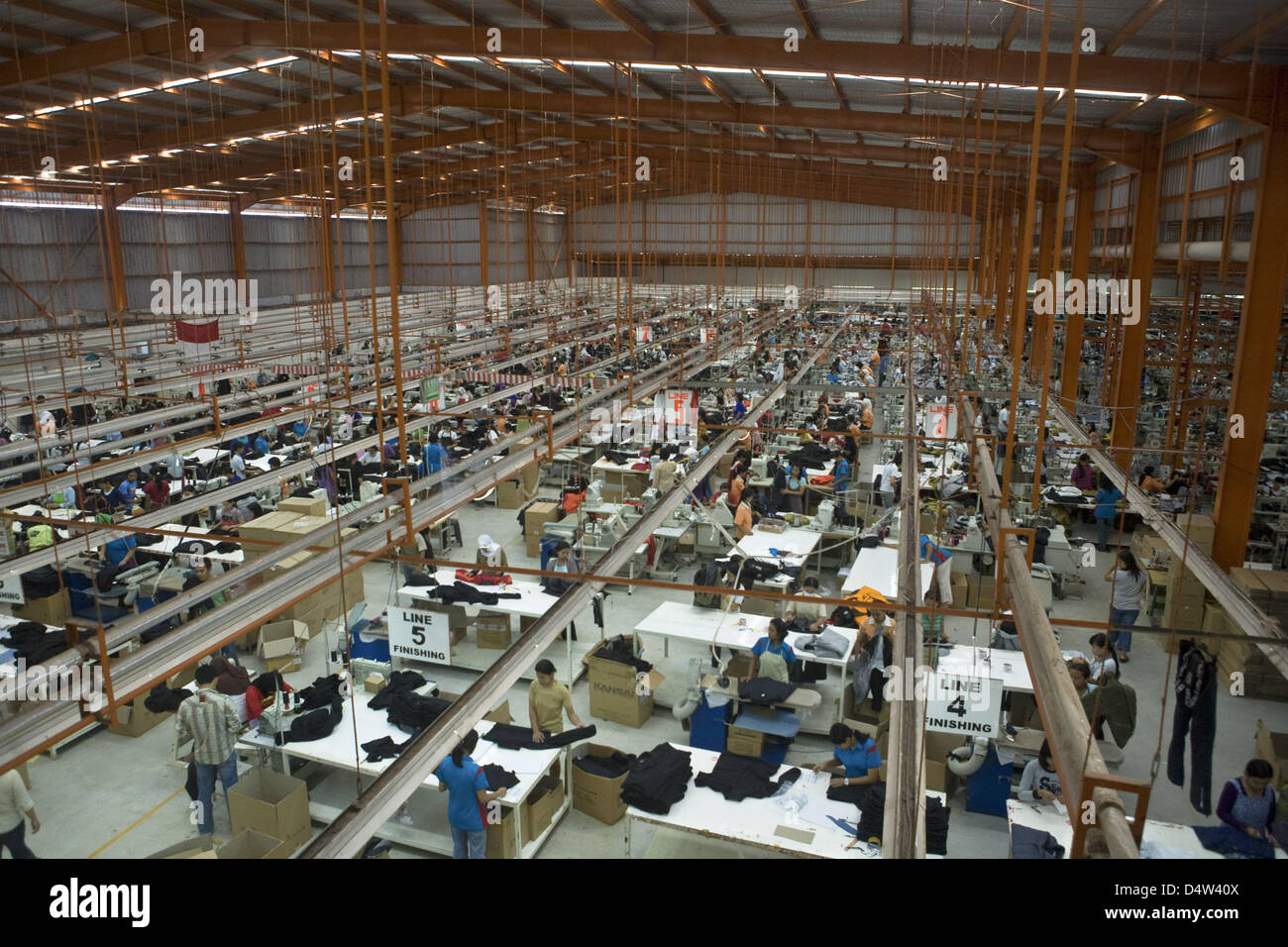 (dpa file) - A general interior view of a textile processing plant in ...