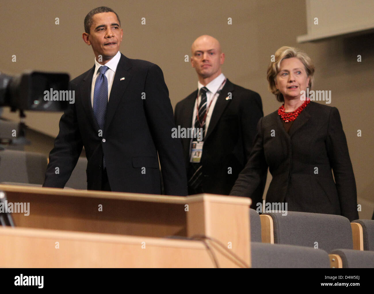 US President Barack Obama (L) and Secretary of State Hillary Rodham ...
