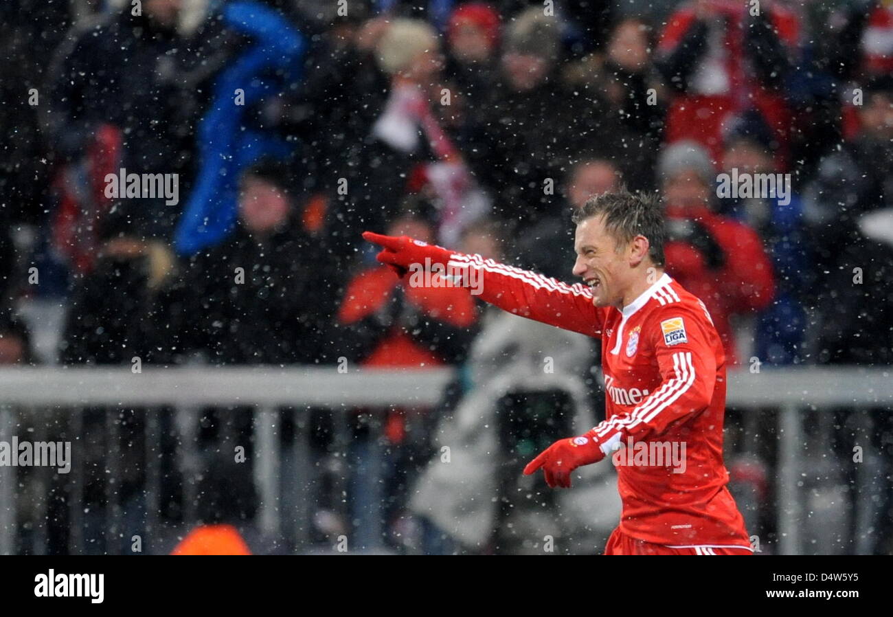 Bayern Munich's player Ivica Olic celebrates his goal to the 5-1 during ...
