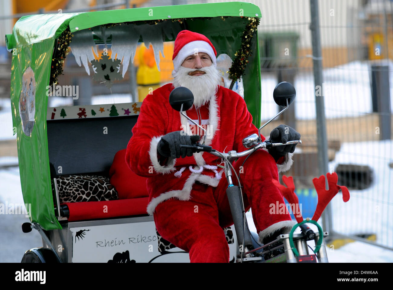 A man dressed as a Santa Claus operates a rikscha in Duesseldorf ...