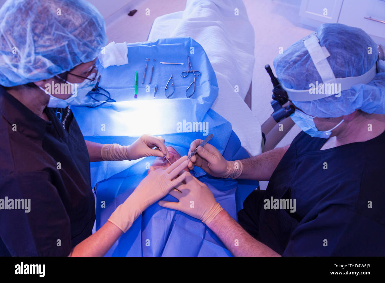 Surgeons with patient in operating room Stock Photo - Alamy