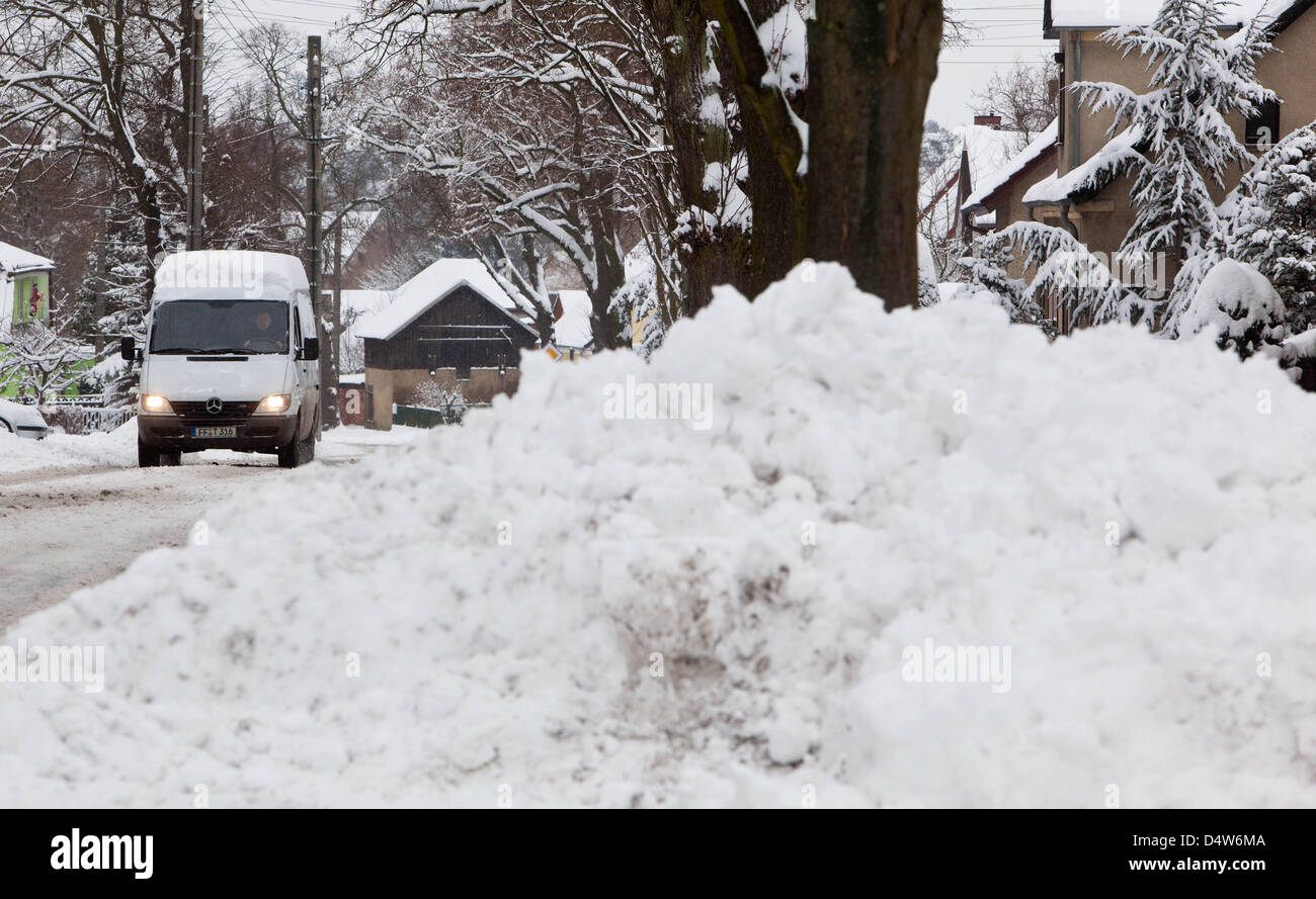 A lot of new snow lies next to a road in Treplin, Germany, 31 December ...