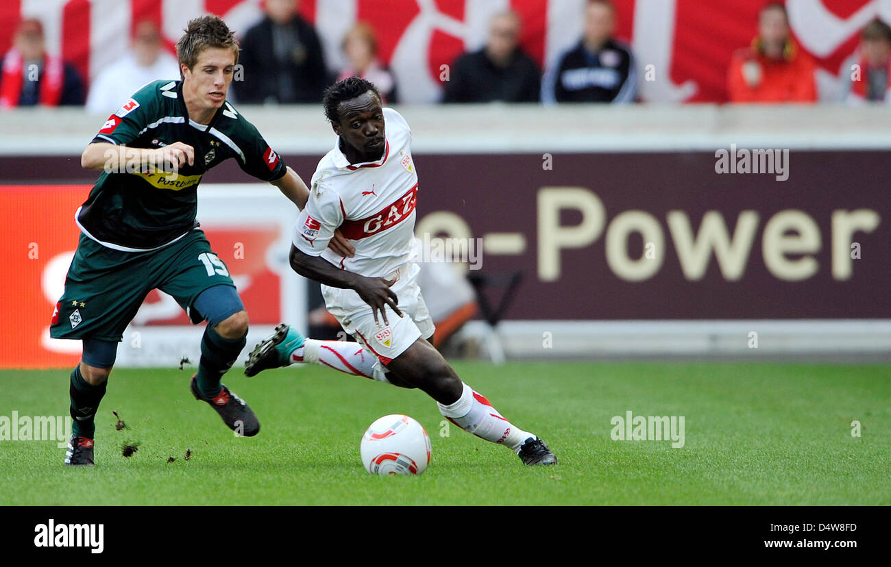 Stuttgart's Arthur Boka (R) and Moenchengladbach's Patrick Herrmann (L ...
