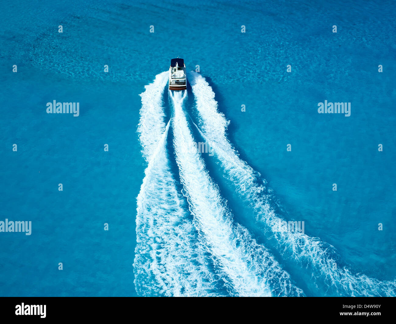 Boat sailing in tropical water Stock Photo - Alamy