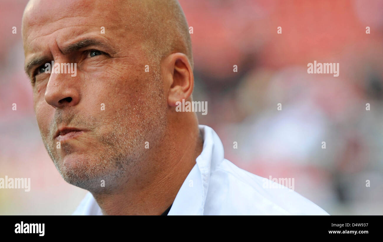 Moenchengladbach's coach Michael Frontzeck watches the Bundesliga match ...