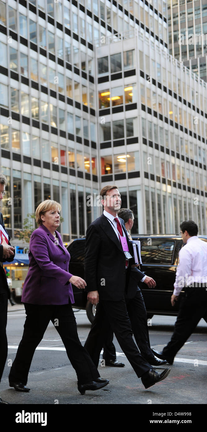 Bundeskanzlerin Angela Merkel (CDU) und Regierungssprecher Steffen ...