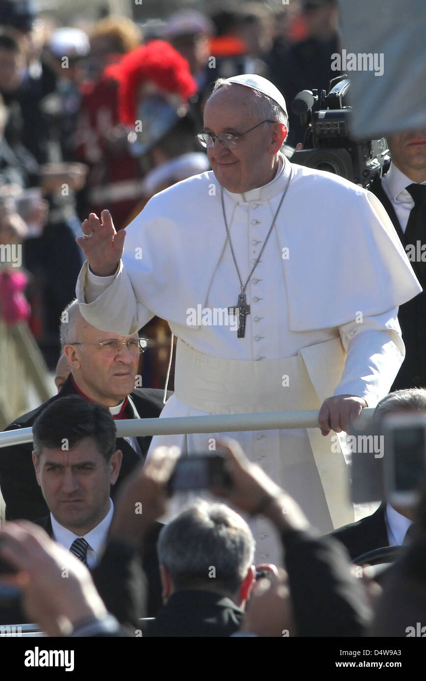 Francis Pope blesses the faithful in St. Peter's Square in Rome during ...