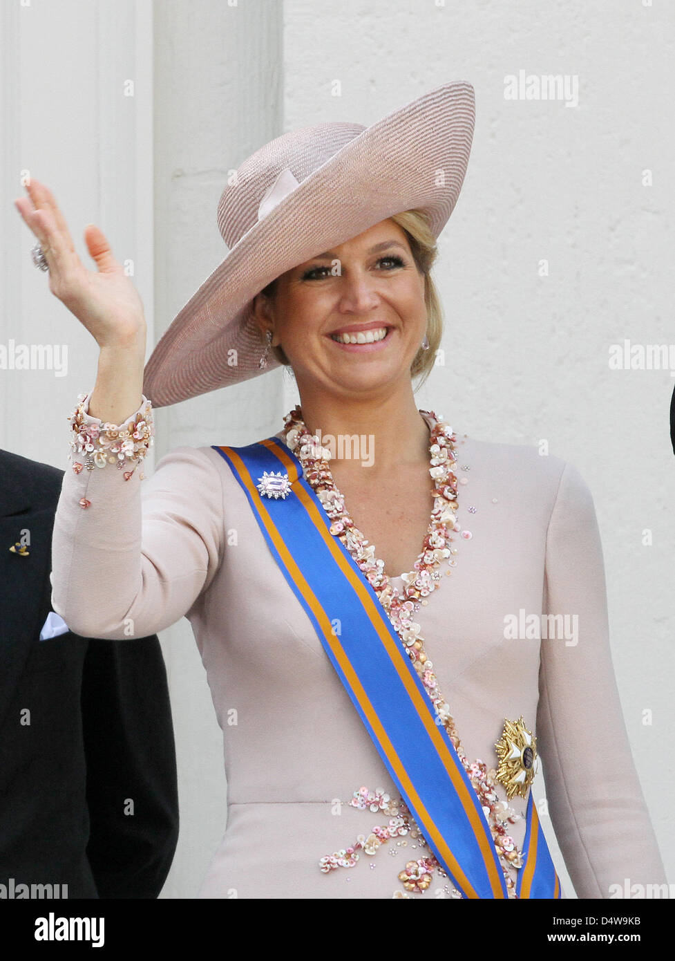 Princess Maxima of the Netherlands waves from the balcony of Palace ...