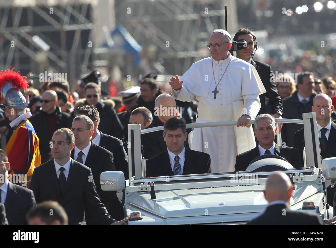 Francis Pope blesses the faithful in St. Peter's Square in Rome during ...