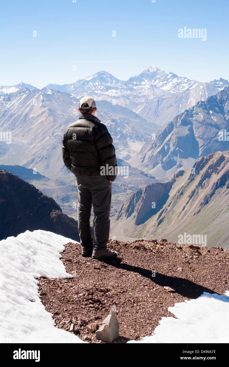 Person overlooking mountains hi-res stock photography and images - Alamy