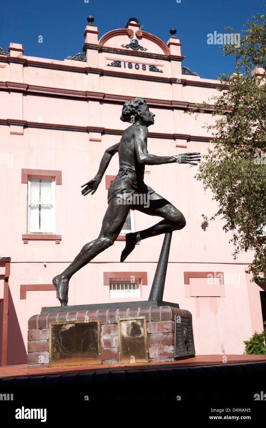 Memorial Statue to Marjorie Jackson - Nelson known as the Lithgow Flash ...