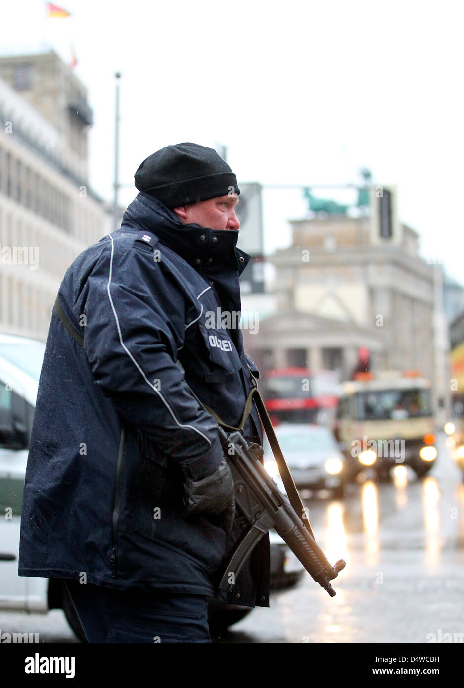 A police officer with machine gun guards the Reichstag building in ...