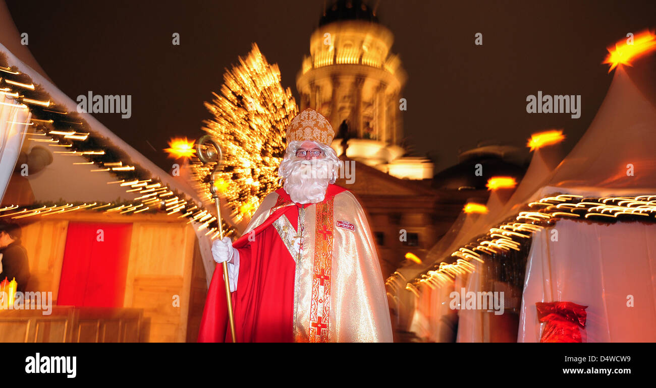 A santa claus poses on the christmas market on Gendarmenmarkt in Berlin ...